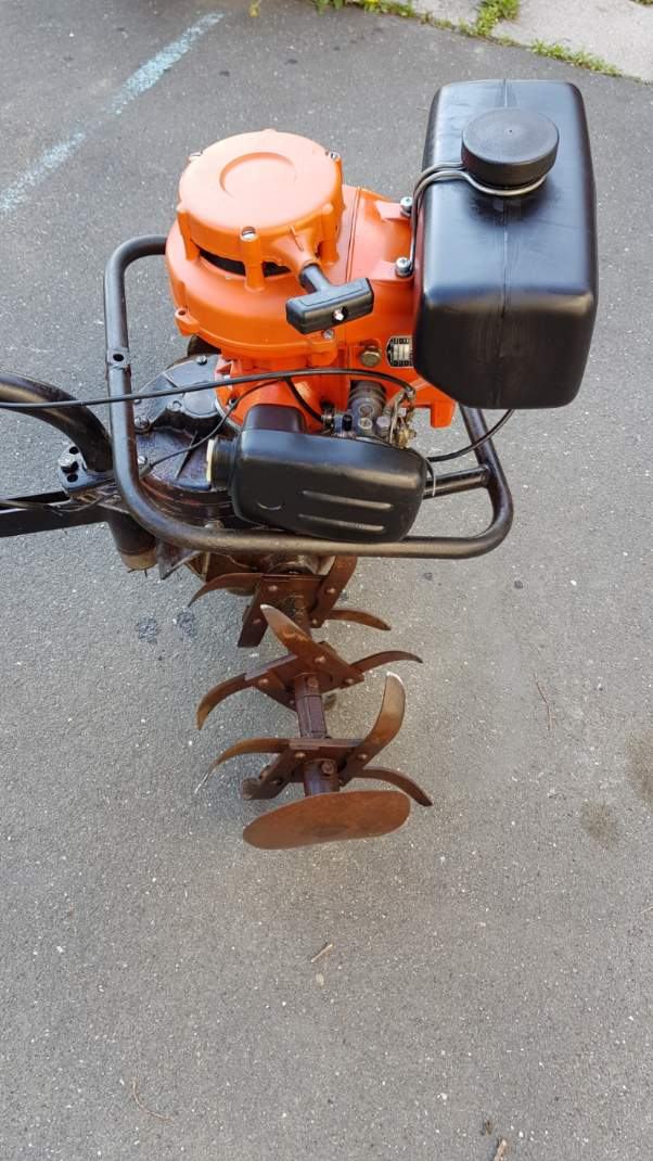 Prekopalnik Tomos batuje