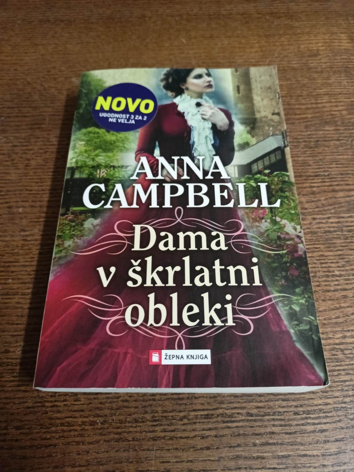 ANNA CAMPBELL DAMA V ŠKRLATNI OBLEKI