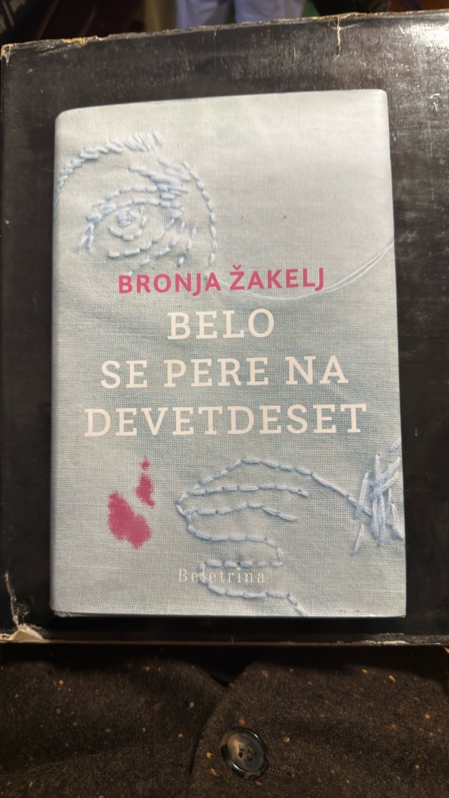 Belo se pere na devetdeset - Bronja Žakelj