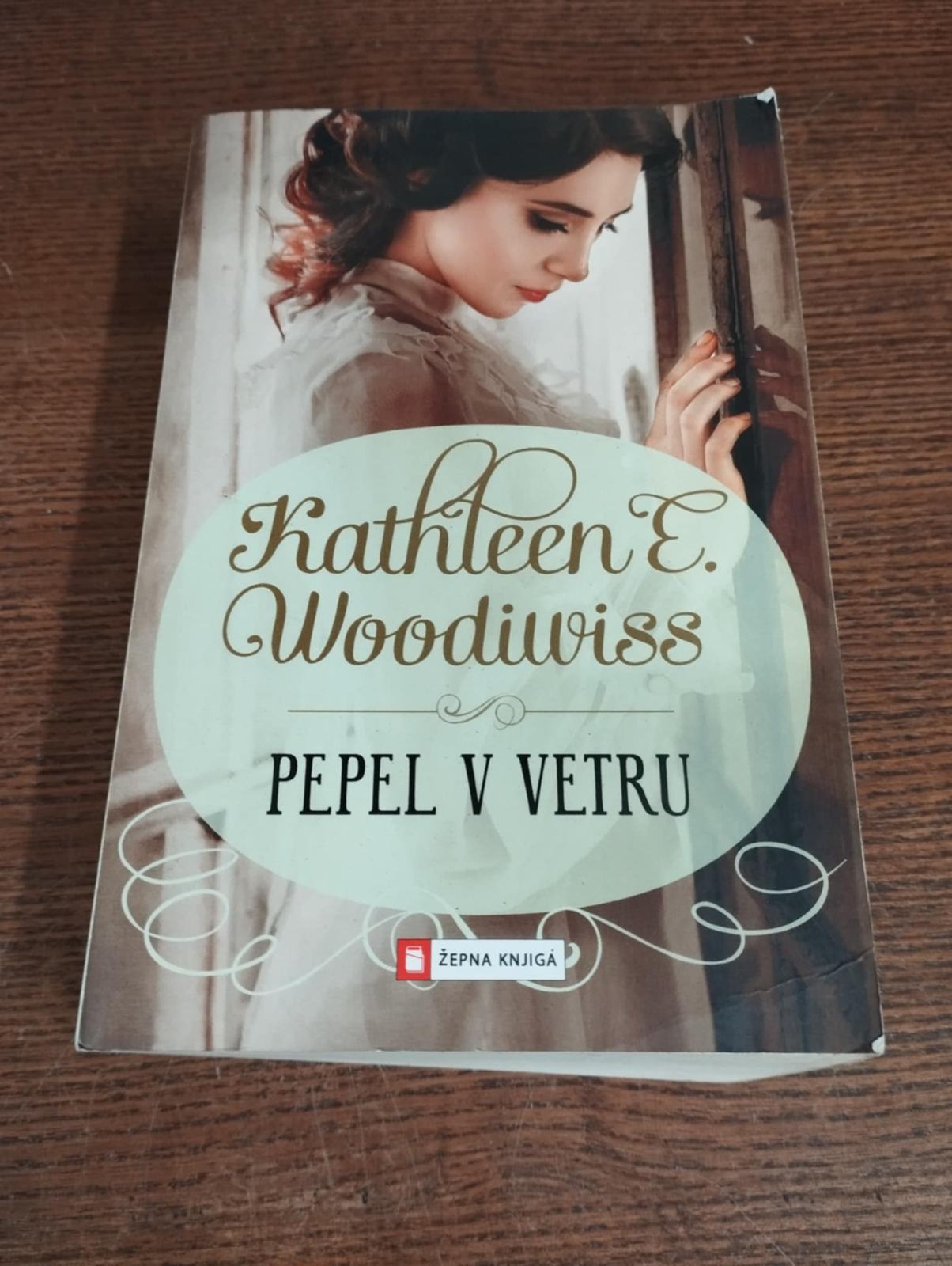 KATHLEEN E. WOODIWISS PEPEL V VETRU