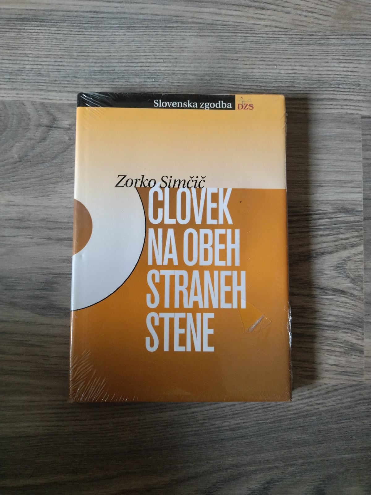 knjiga Človek na obeh straneh stene
