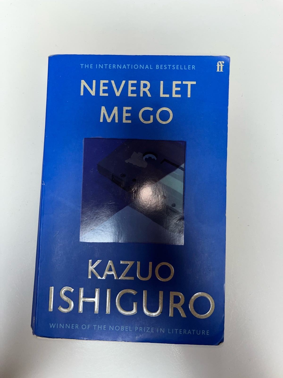 Knjiga NEVER LET ME GO - Kazuo Ishiguro