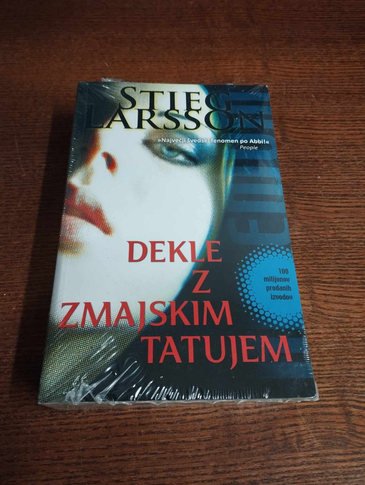 STIEG LARSSON DEKLE Z ZMAJSKIM TATUJEM ZAPAKIRANA