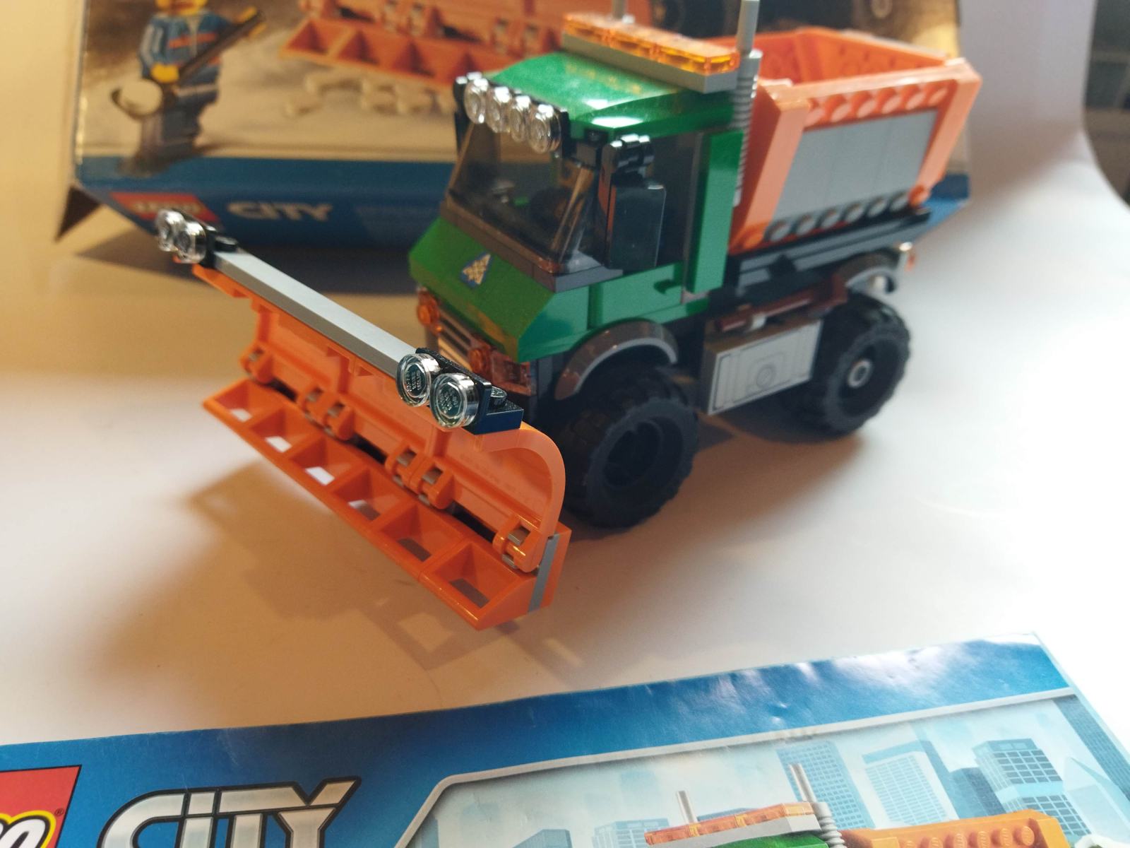 Lego city 60083 unimog z plugom in posipalnik