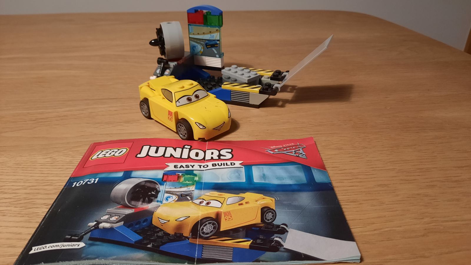 LEGO Juniors CARS 10731 Dirkalni simulator Cruz Ramirez
