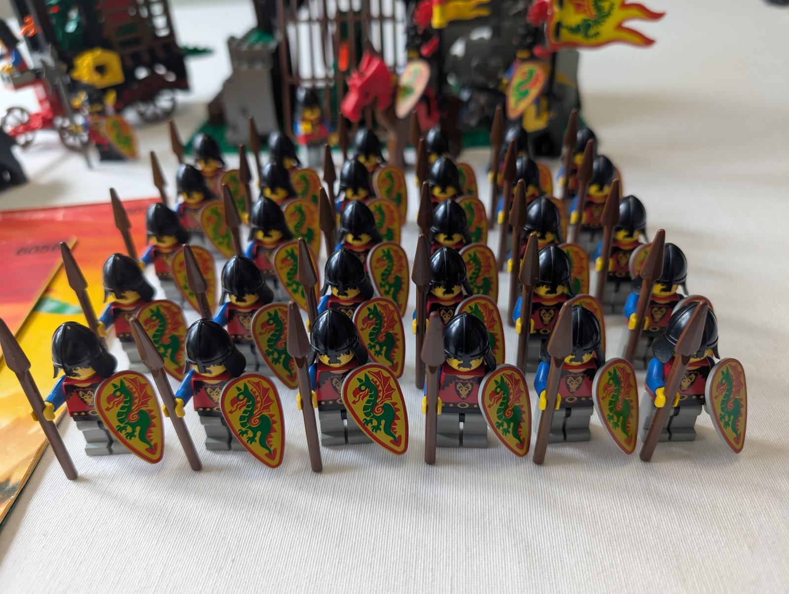 LEGO set 6056 in 6076(Manjka par manjših kockic) Dragon Wagon in Den