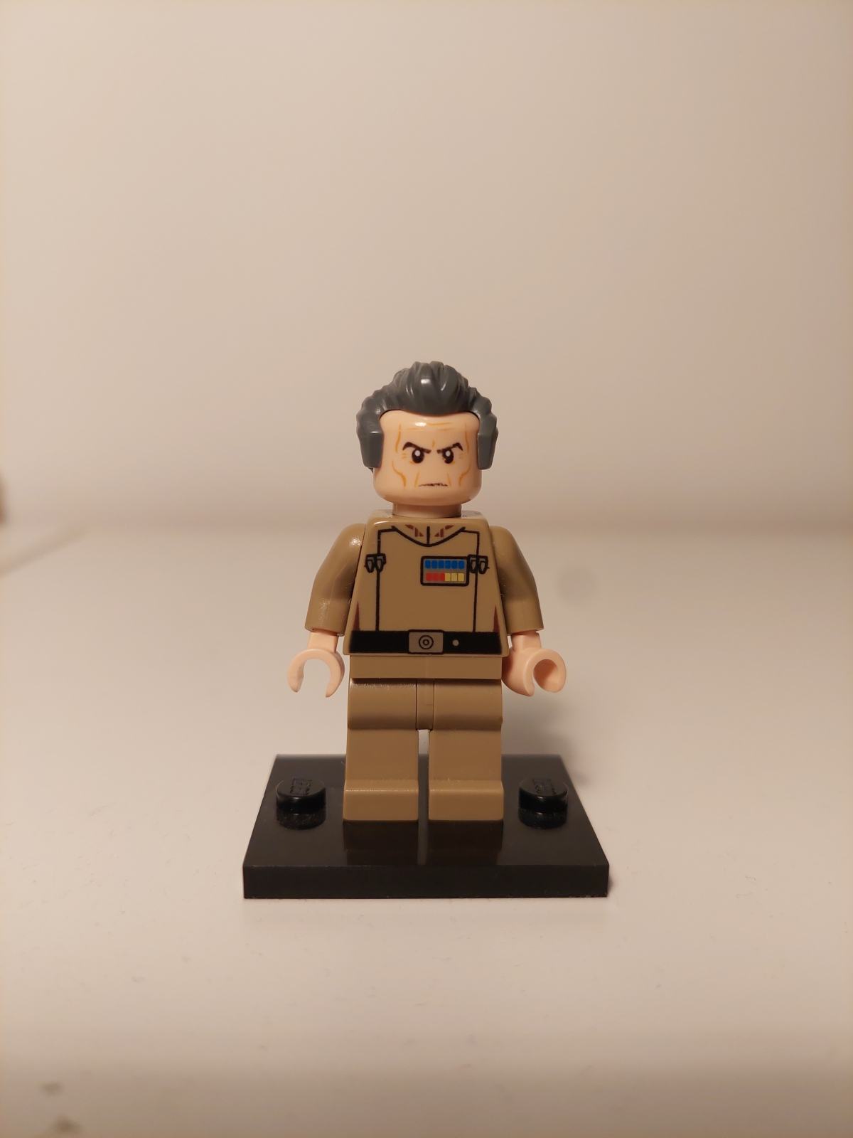 Lego star wars (Rebel) Grand Moff Wilhuf Tarkin - Dark Tan uniform