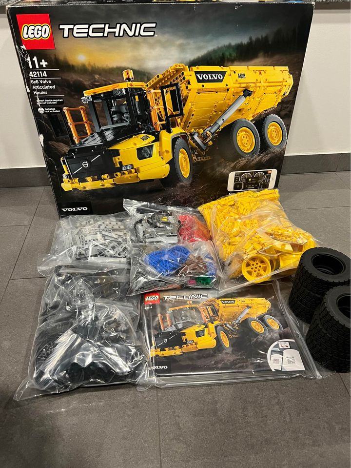 LEGO Technic 42114 Volvo 6x6 Set je razdrt in sortiran po barvi