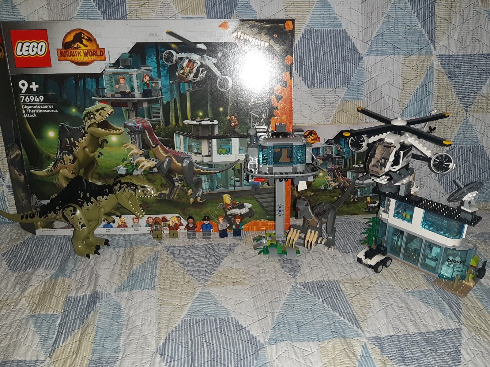 Prodam LEGO JURASSIC WORLD 76949 Giganotosaurus and Therizinosaurus