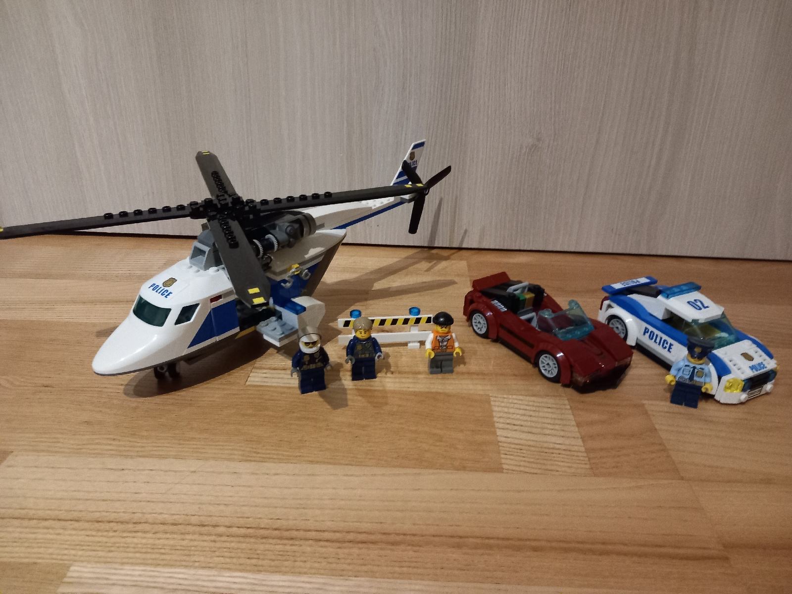 Prodam lego policijski helikopter z dodatki 60138