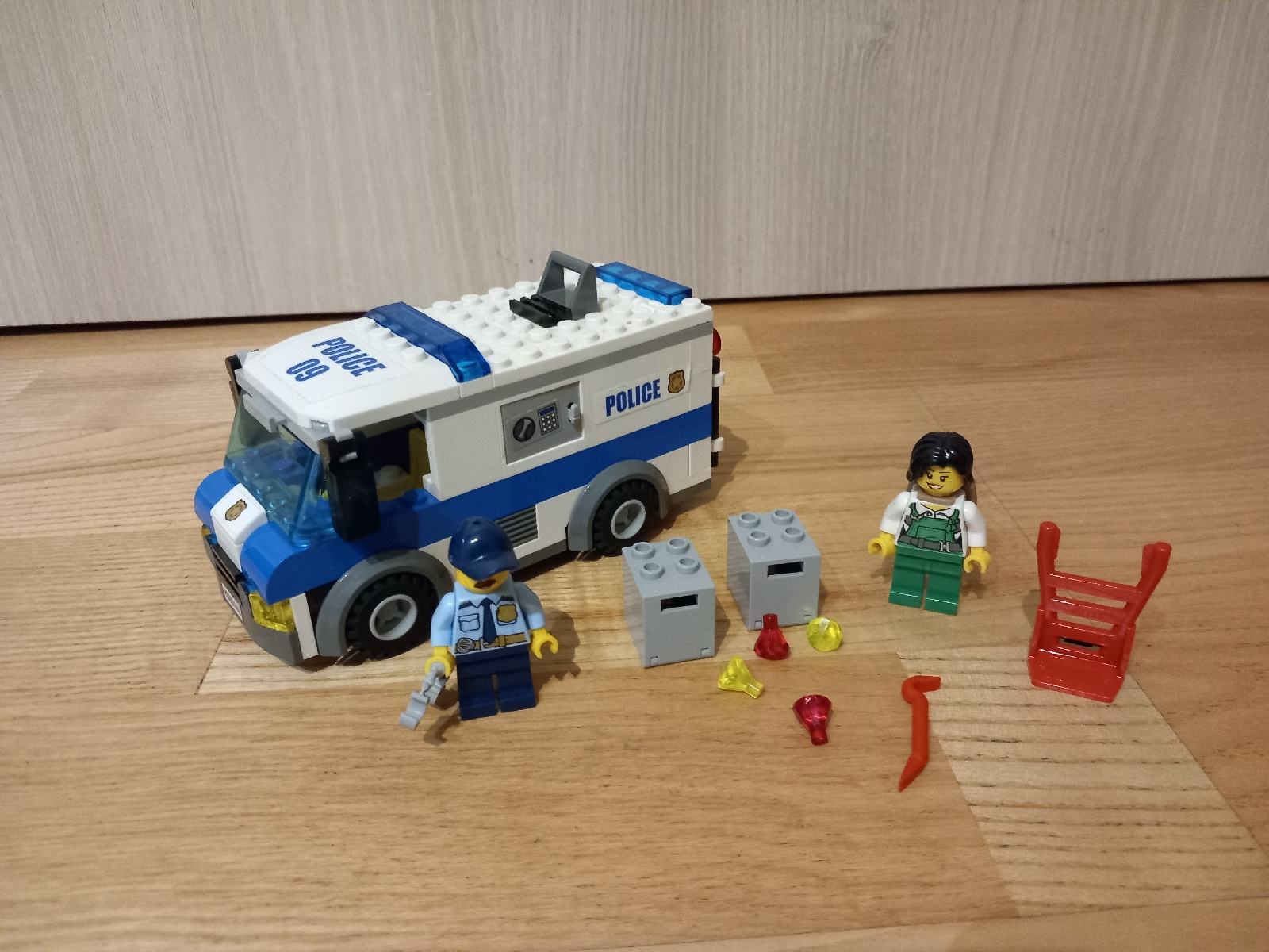 Prodam lego policijski kombo 60142