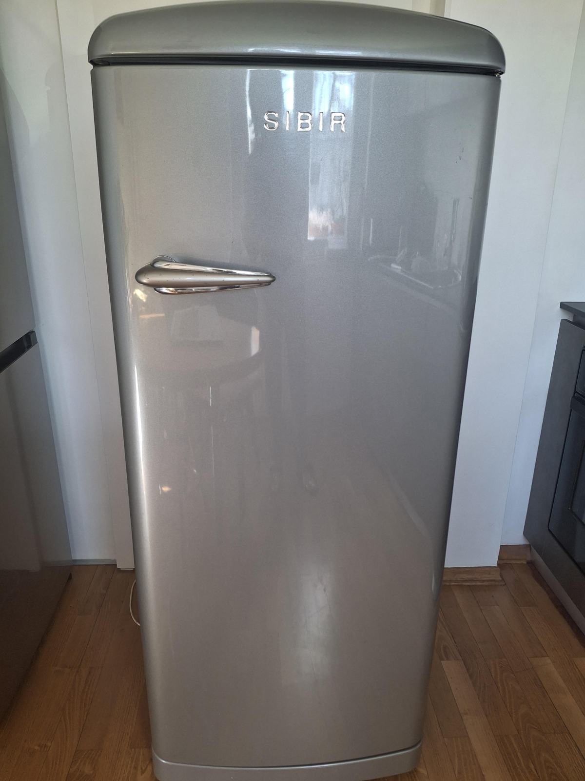 GORENJE RETRO HLADILNIK Z ZAMRZOVALNIKOM