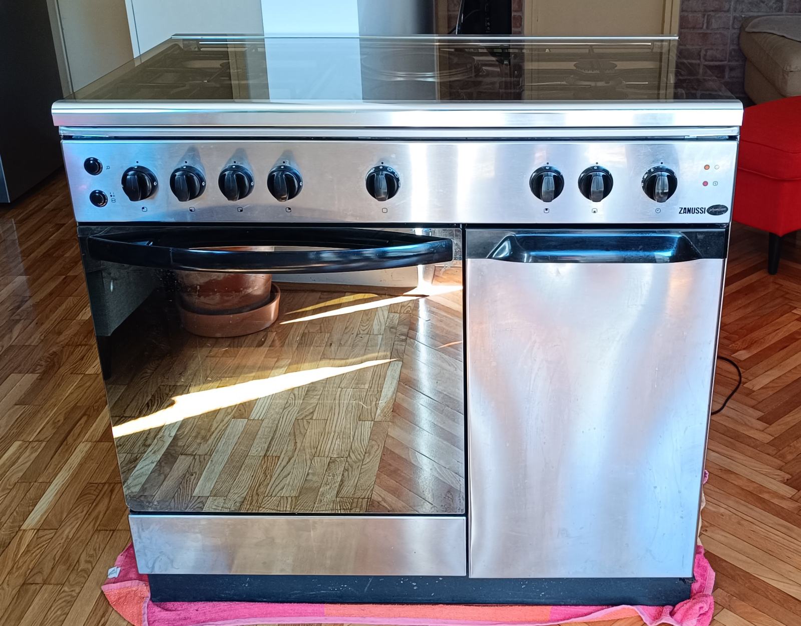 Štedilnik Zanussi, širina 90 cm, model zcm 911 nx