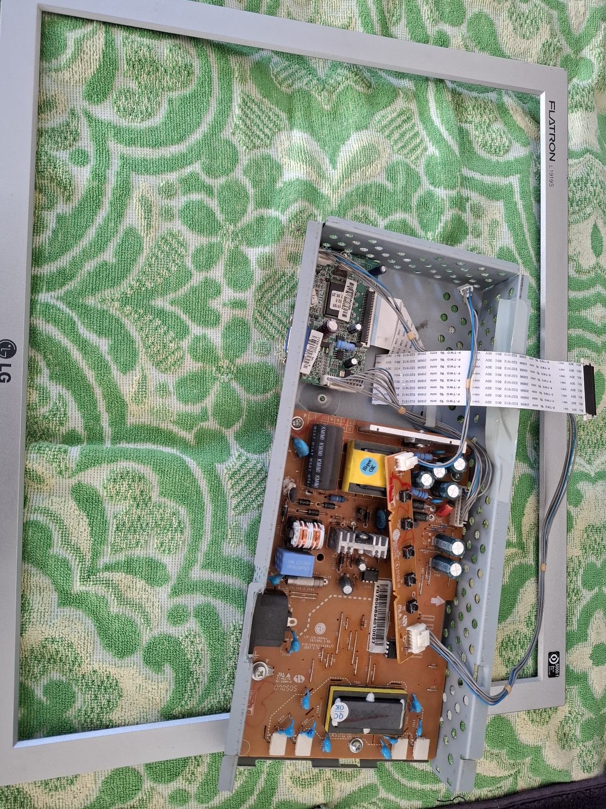 Deli Flatron elektronika za pc ekran