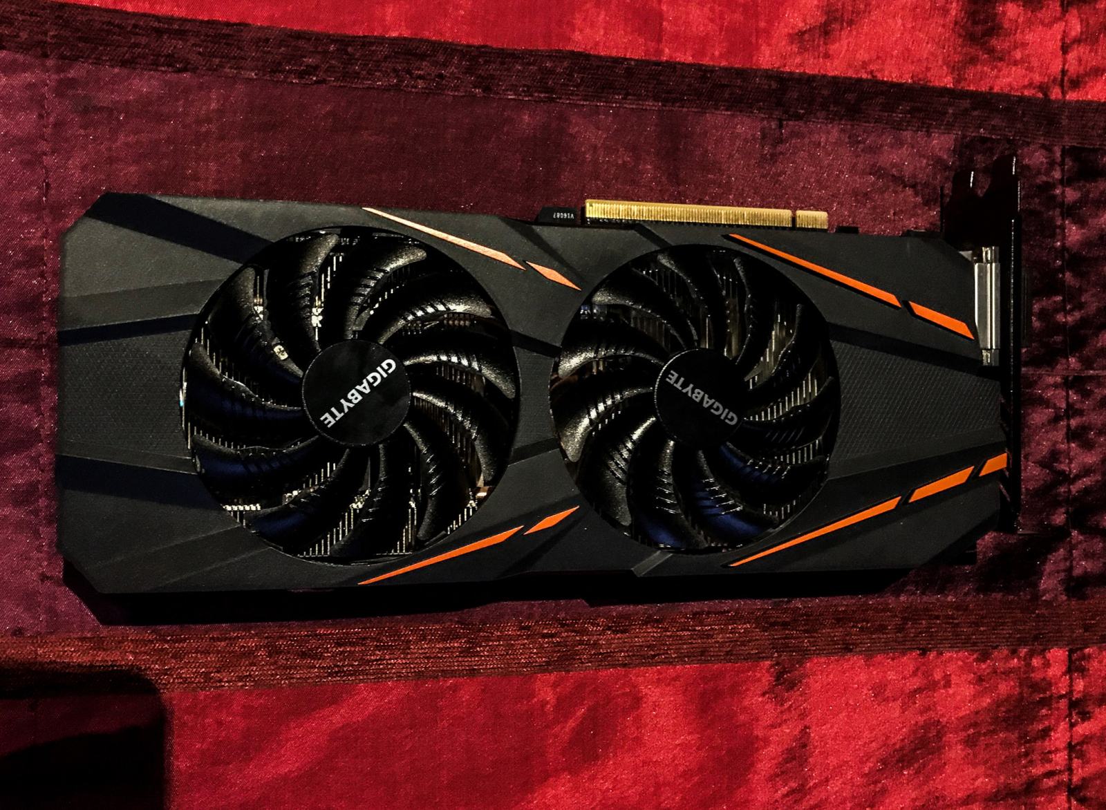 Deli za računalnik (GTX 1060 6GB, i5 6500, 16 GB RAM)