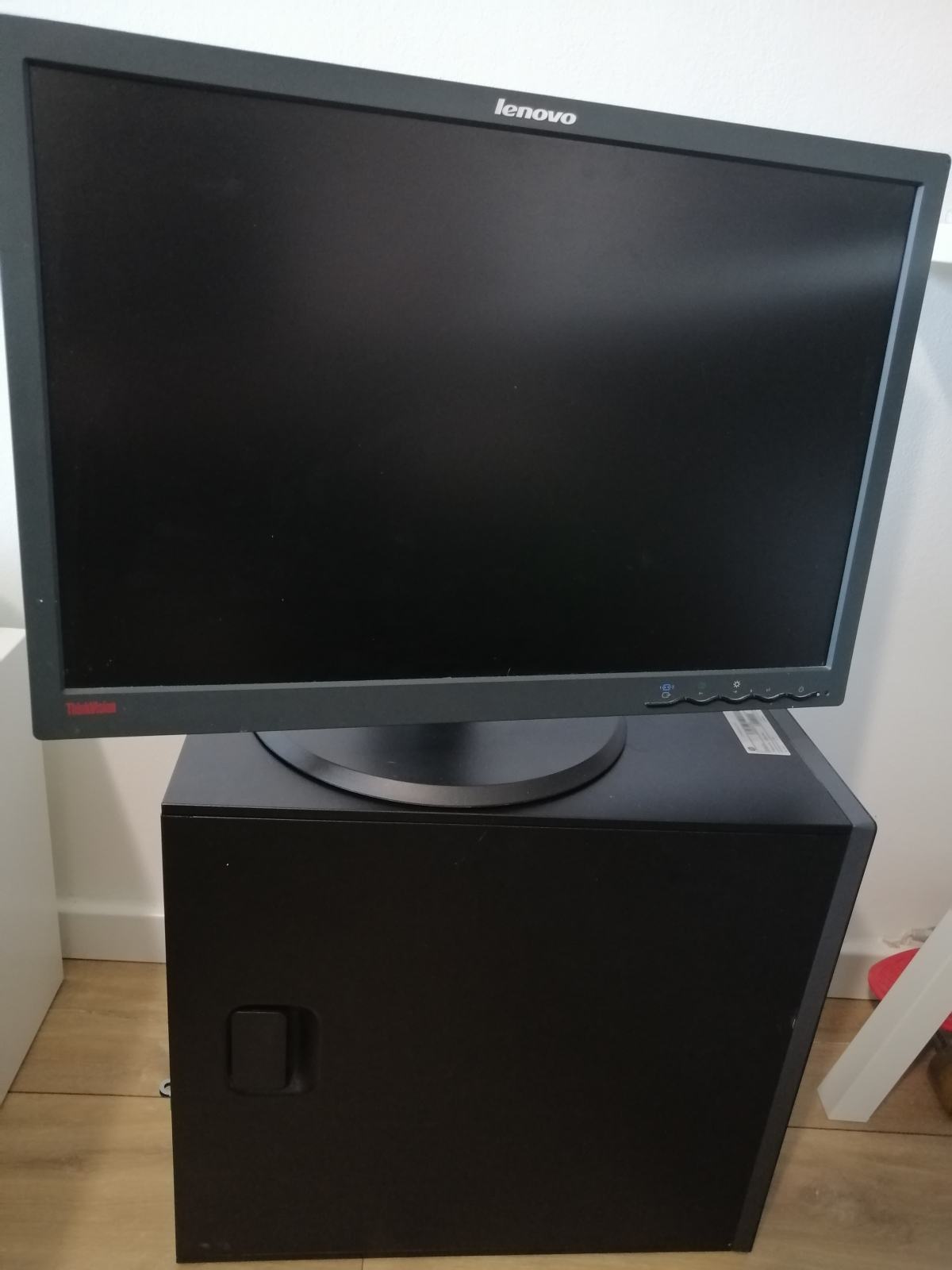 Gaming računalnik s monitorjem
