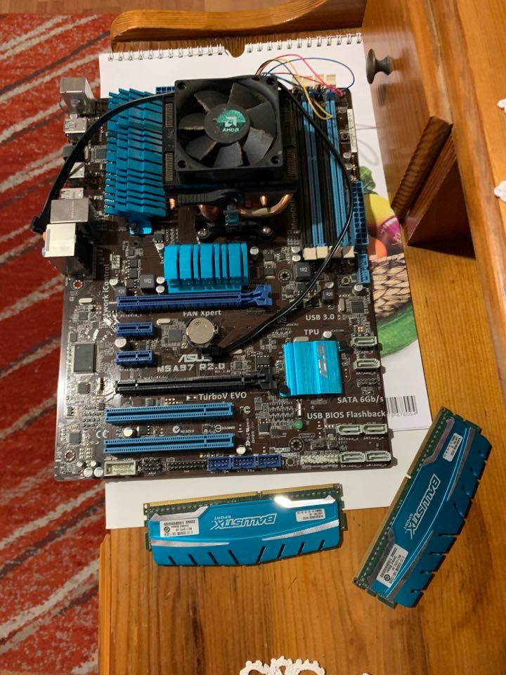 Prodam ASUS M5A 97 r2.0 matično ploščo z amd FX 8350 procesorjem