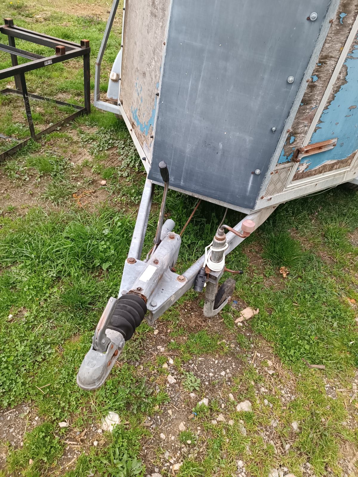 Prikolica za dva konja