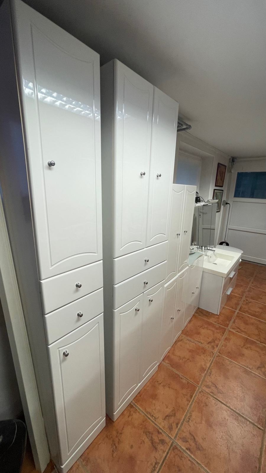 Kopalnica komplet oprema pohištvo omare, umivalnik, bide, školjka