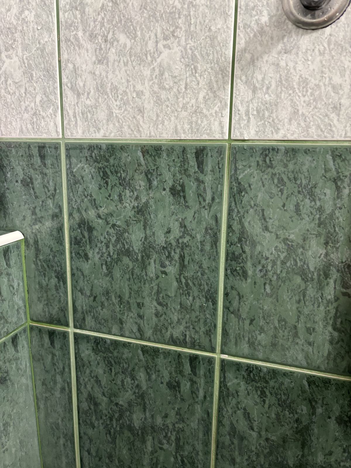 KUPIM ploščice na sliki