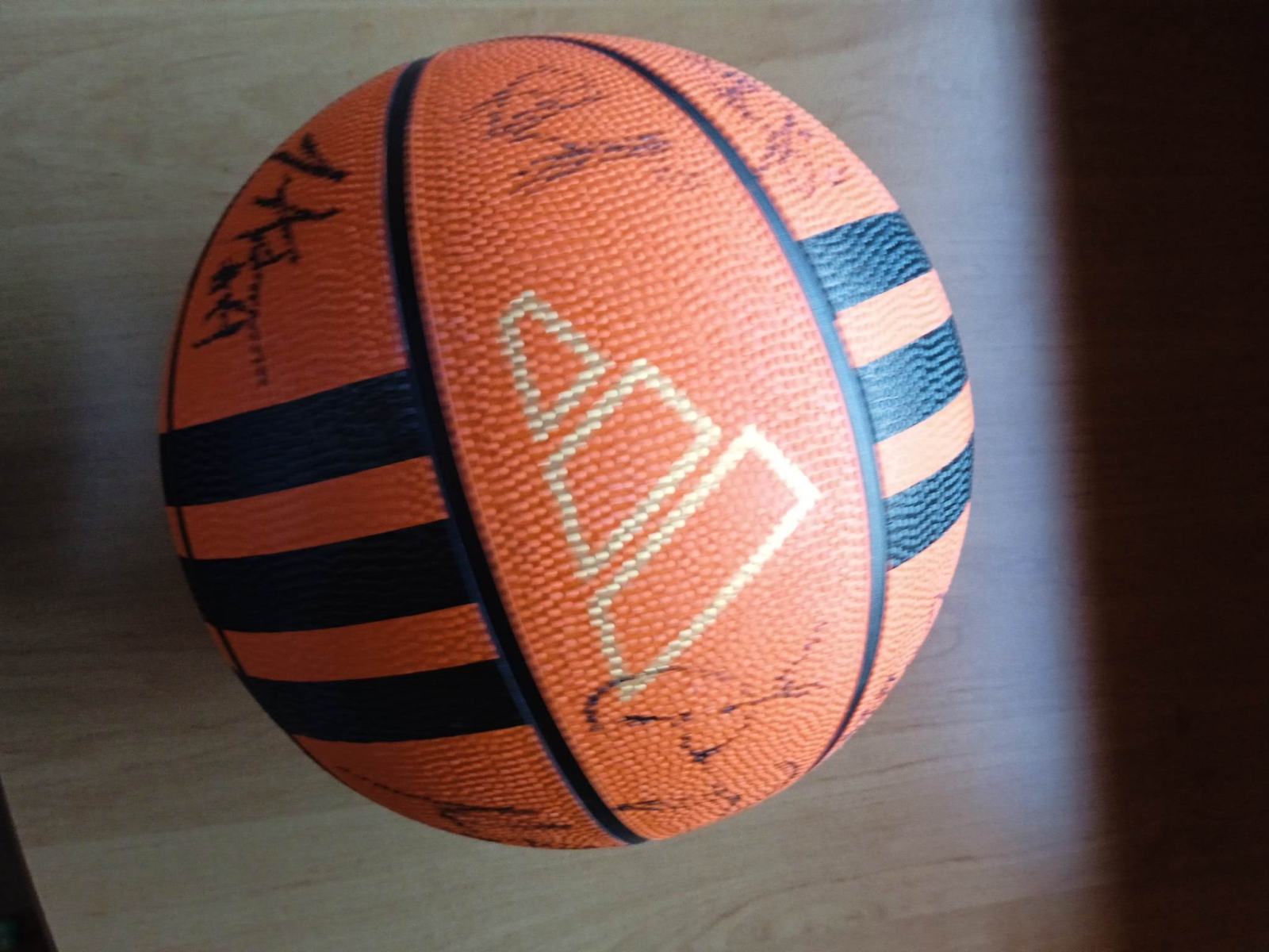 Košarkarska žoga s podpisi