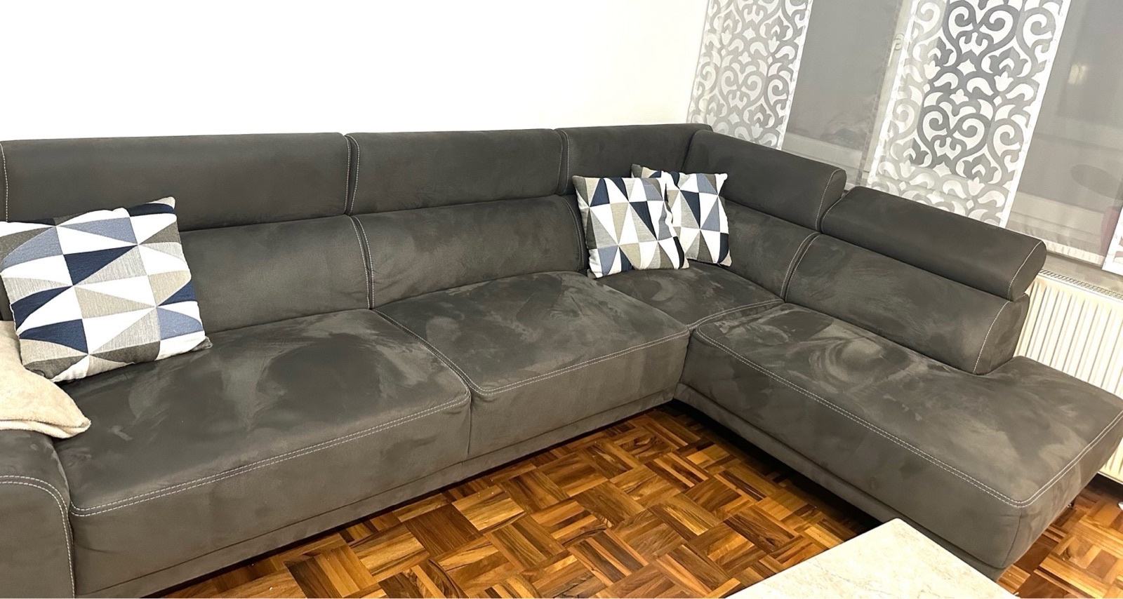 Kotna sedezna garnitura