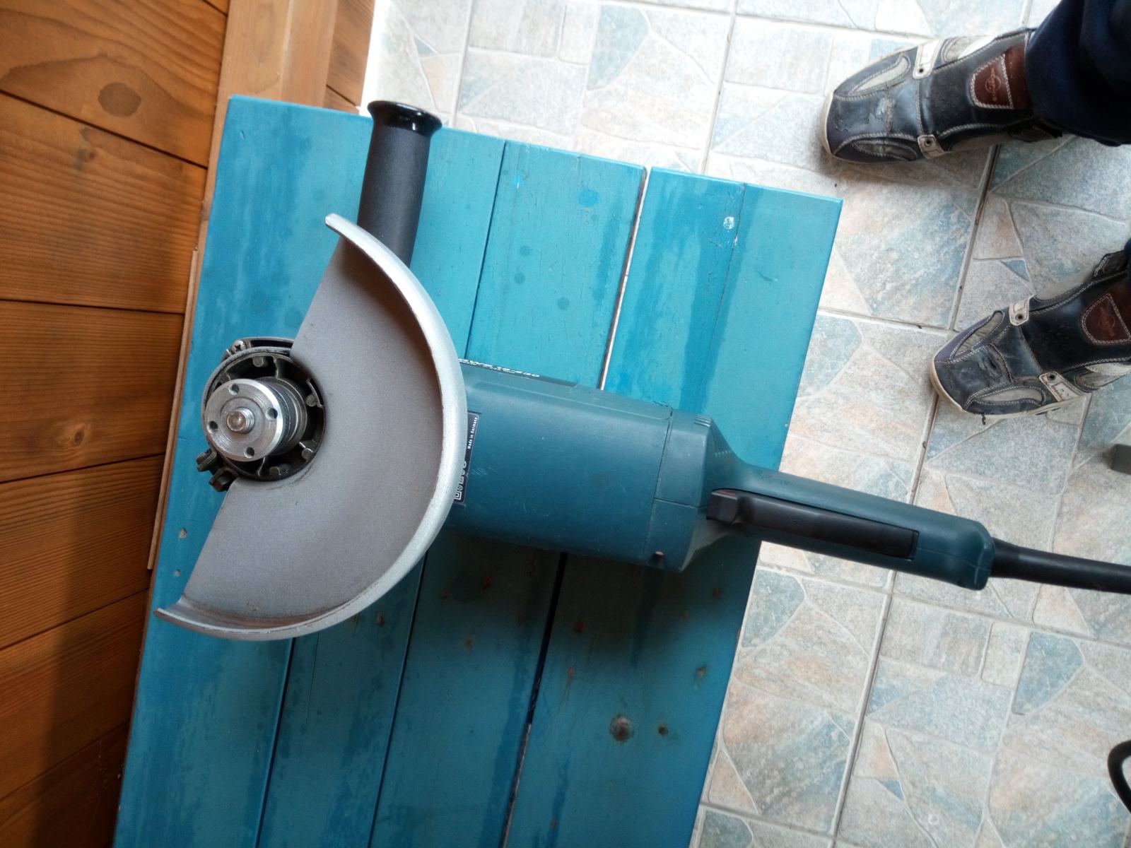 BOSCH Professional kotni brusilnik prodam