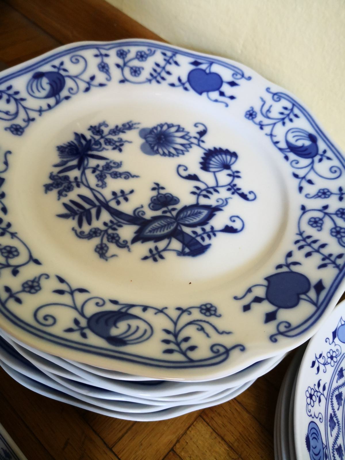 PORCELAN POSODA ČEBULNI VZOREC