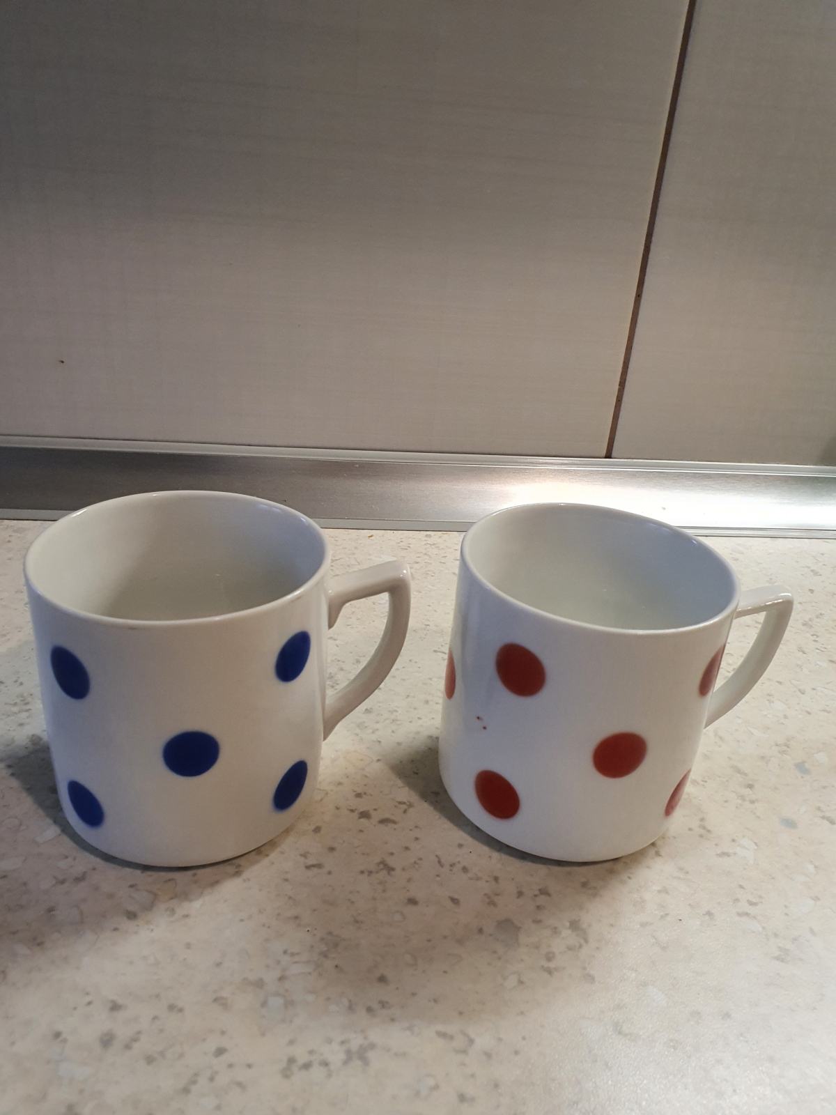 PORCELAN SKODELICI RETRO S PIKAMI