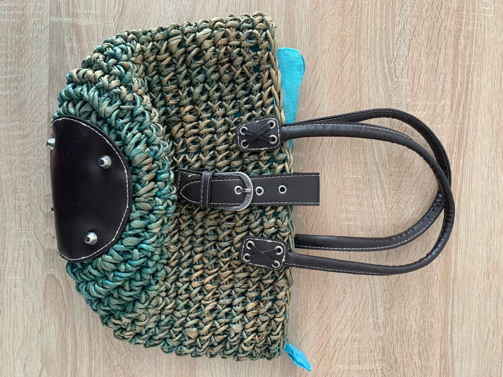 Košek v turkizno modri barvi