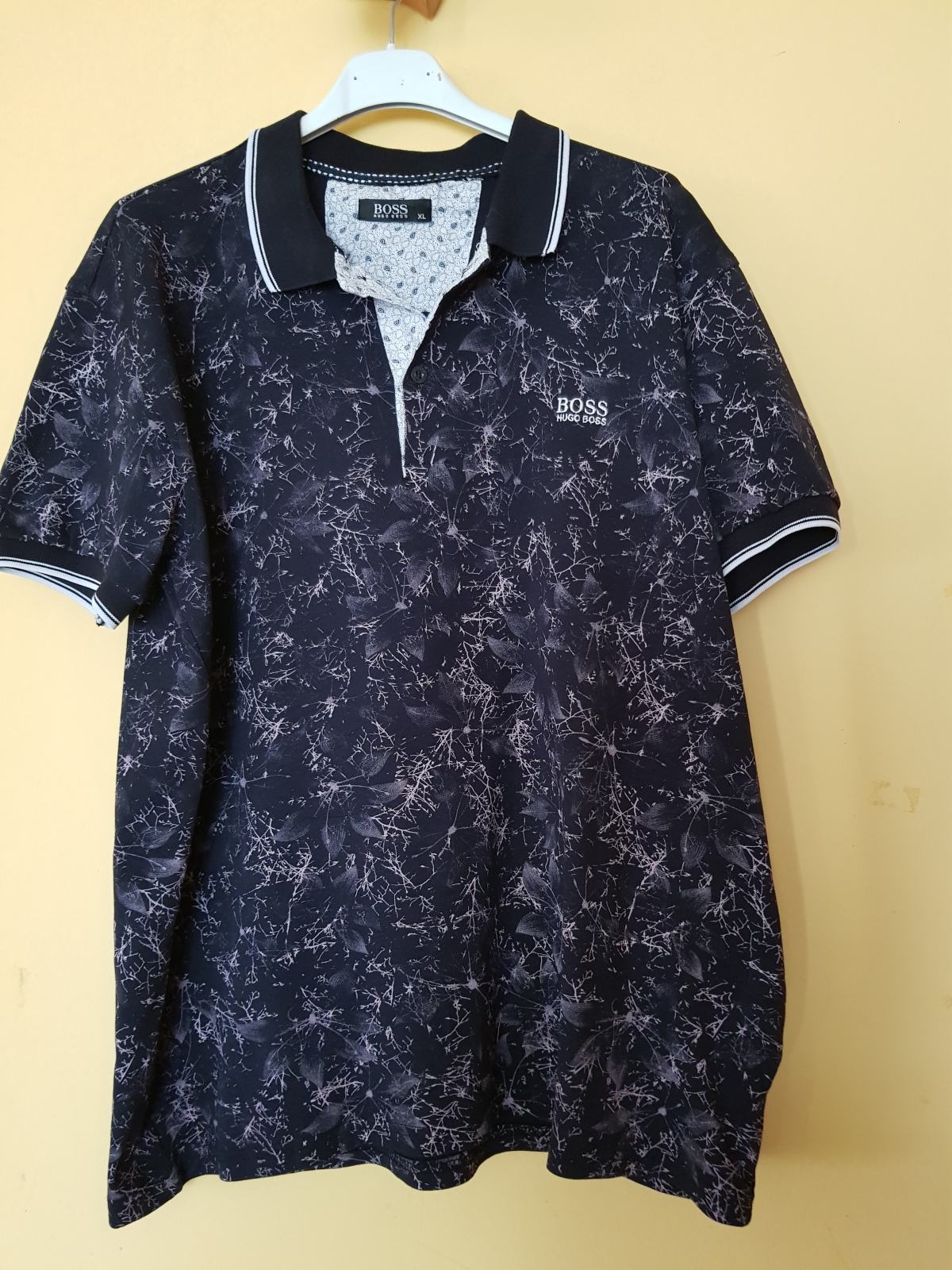 HUGO BOSS ORIGINAL ČRNO PISANA MAJCA XL