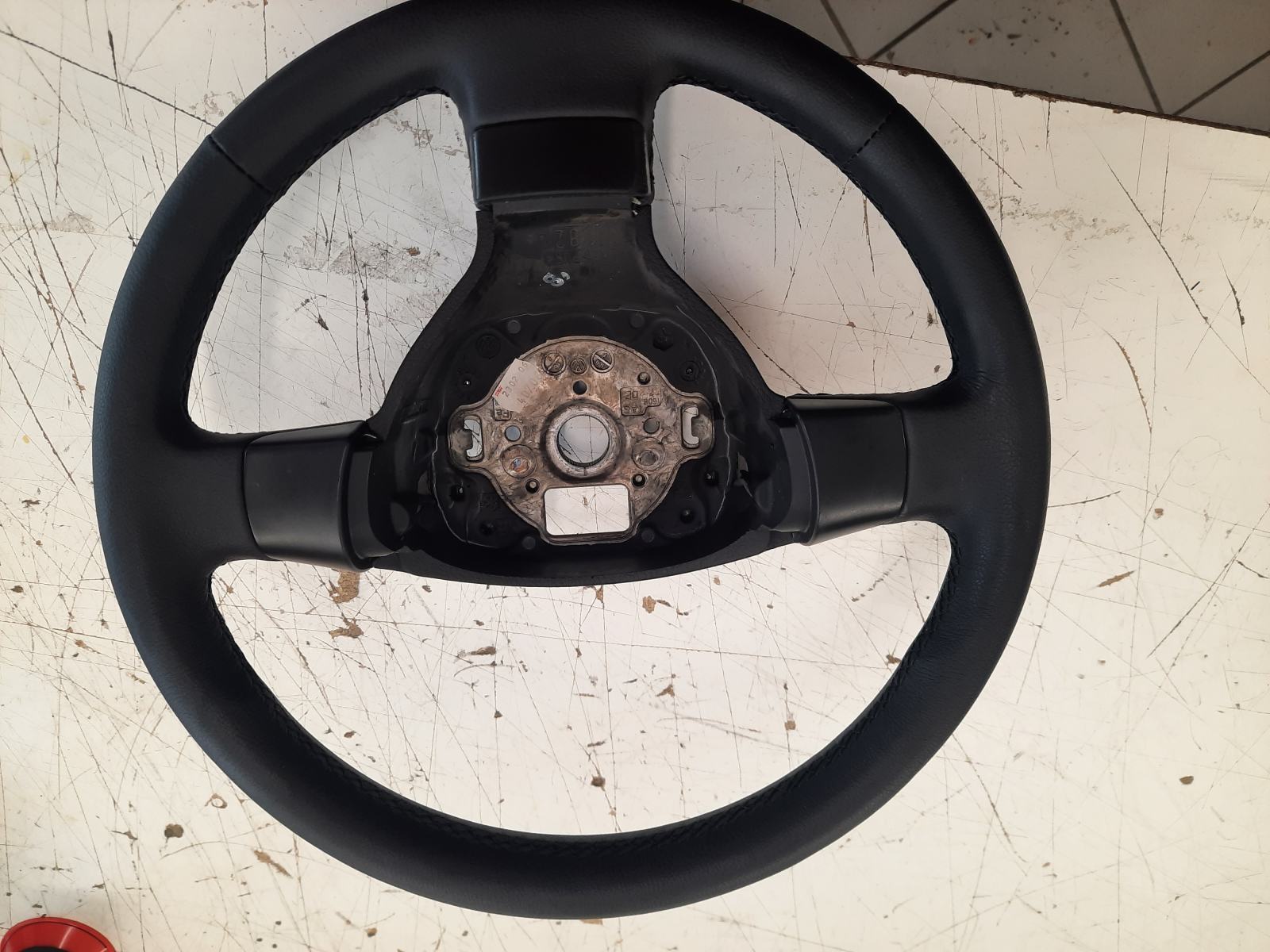 vw golf usnjen volan