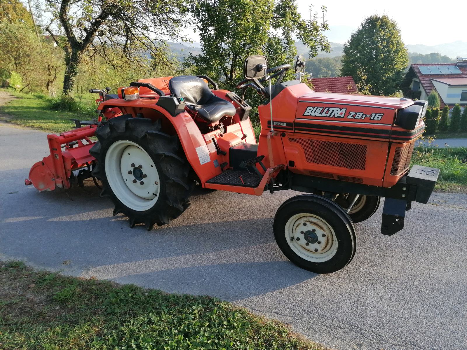 Traktor KUBOTA ZB 16 BULLTRA z frezo