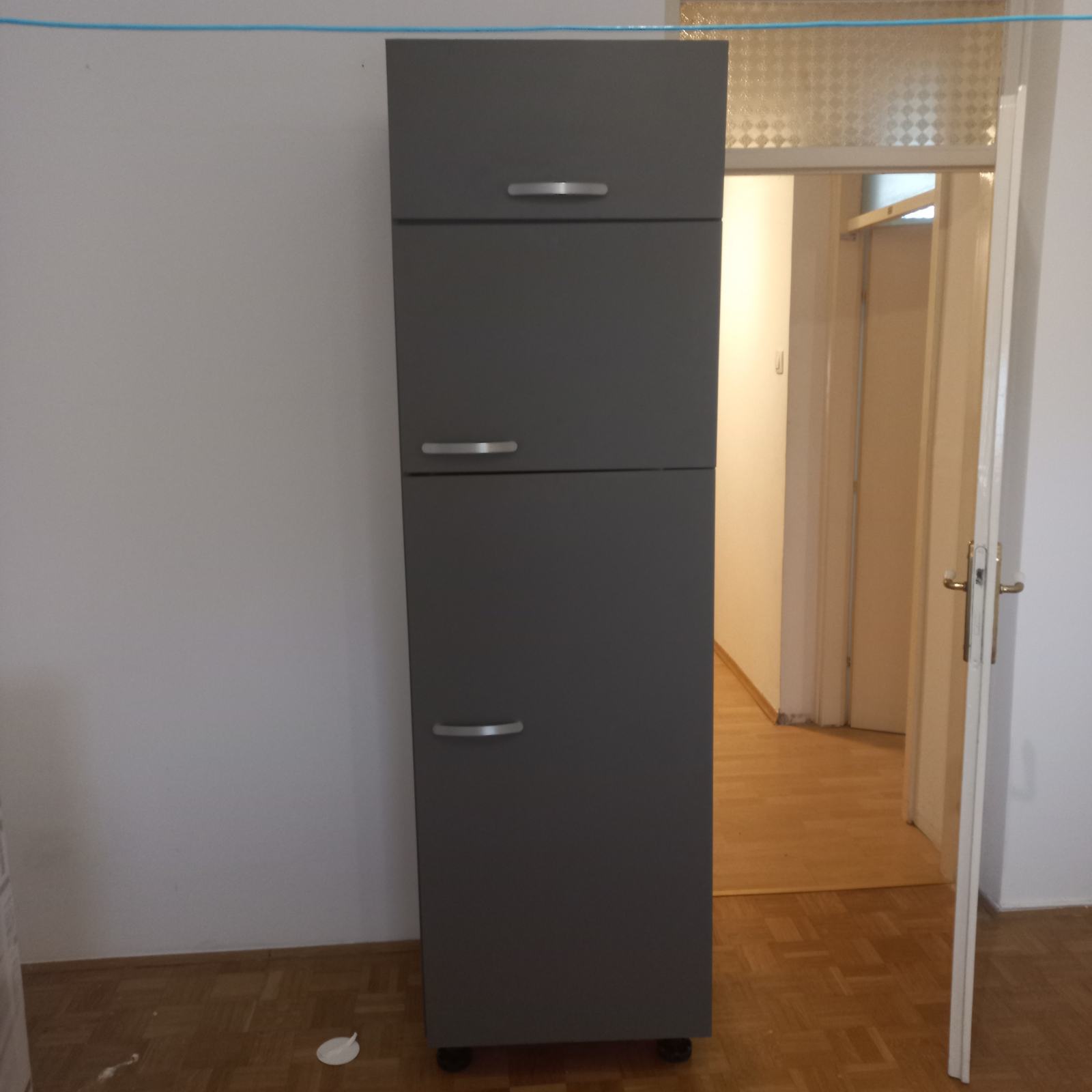 Kuhinjski element za vgradni hladilnik.