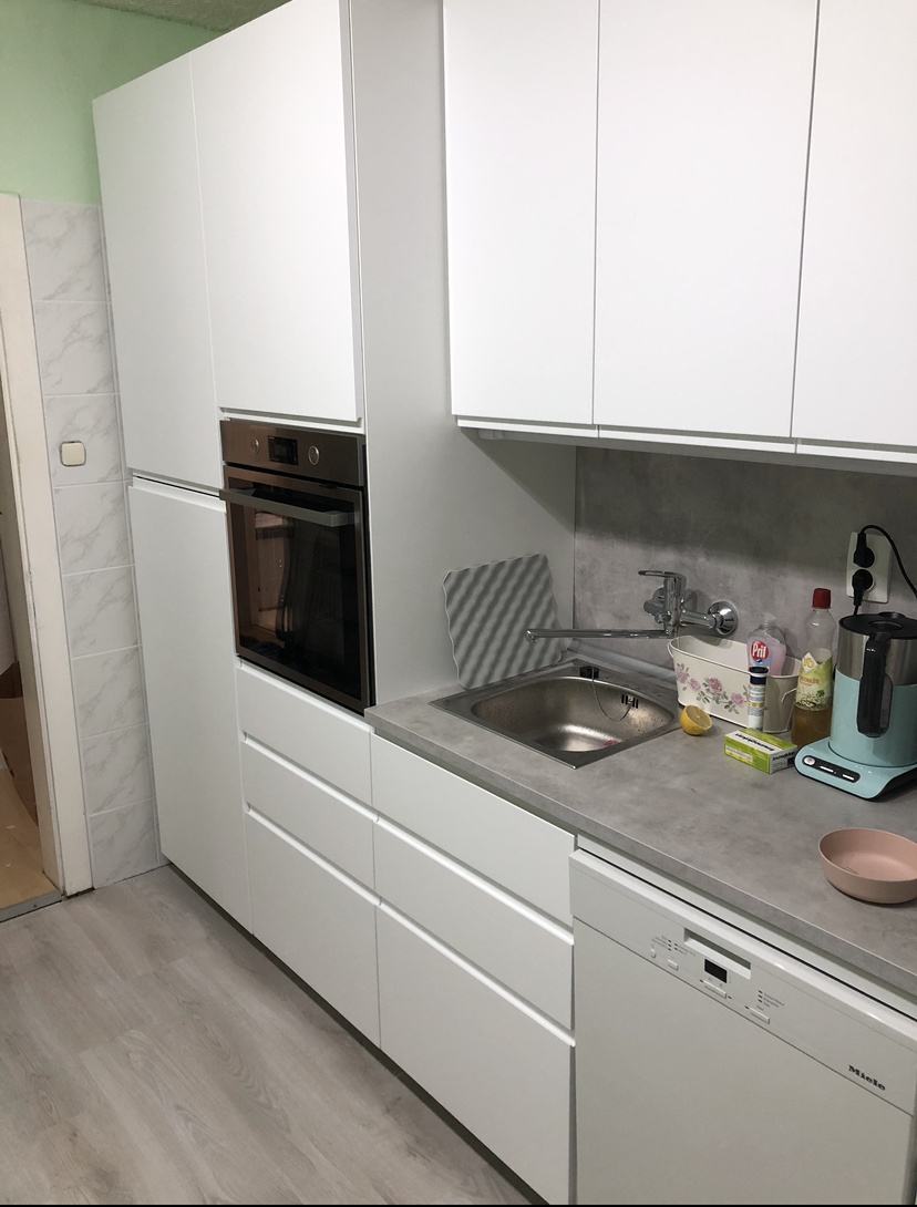 Bela mat kuhinja IKEA z mizo in stoli-lepo ohranjena