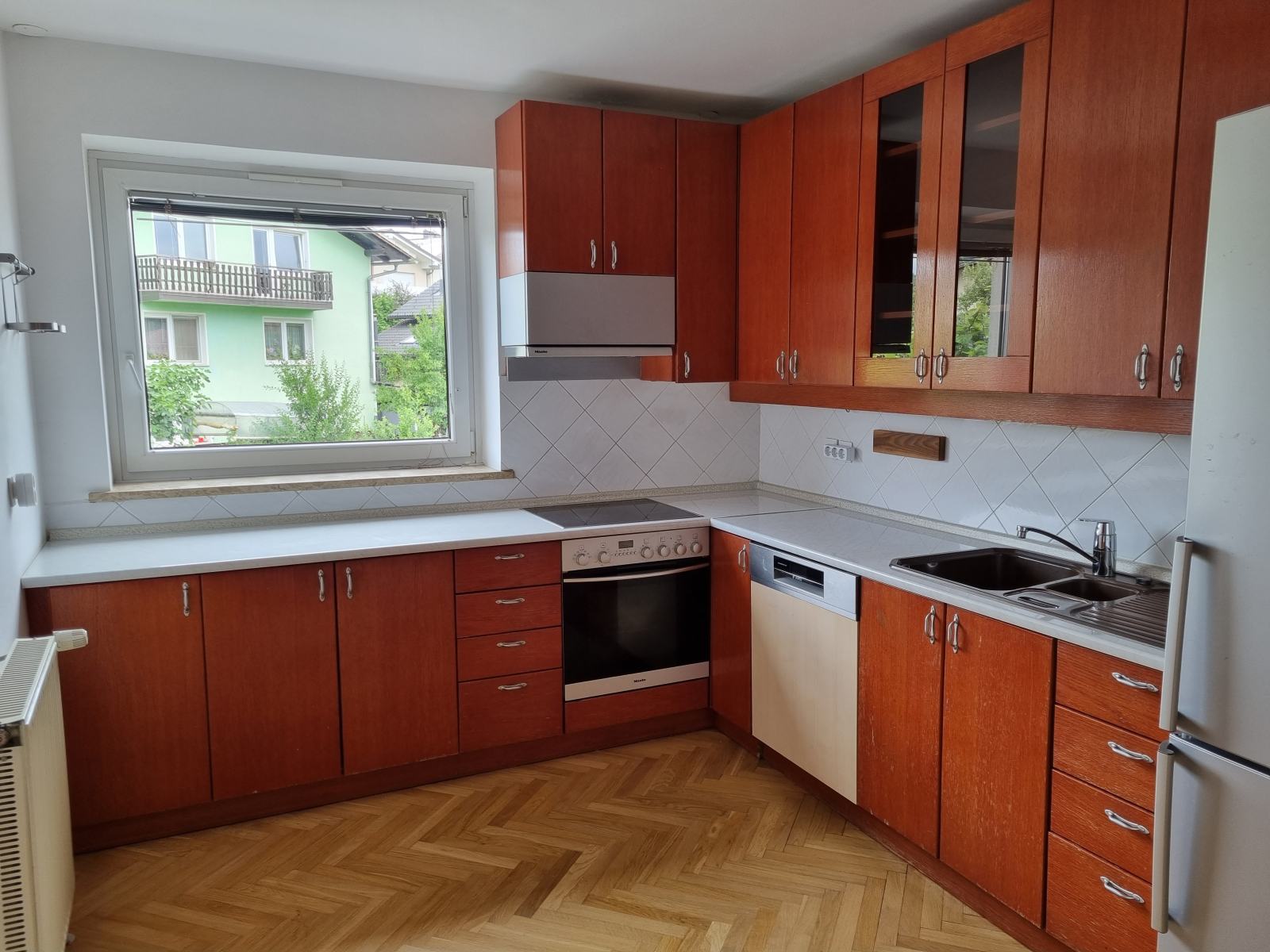 Kuhinja v barvi češnje