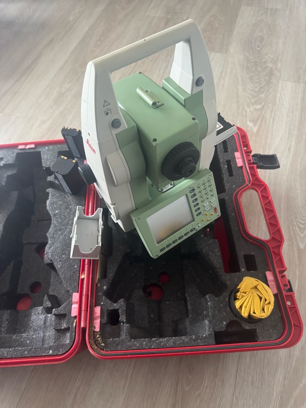 Prodamo geodetski instrument Leica TC 1205.