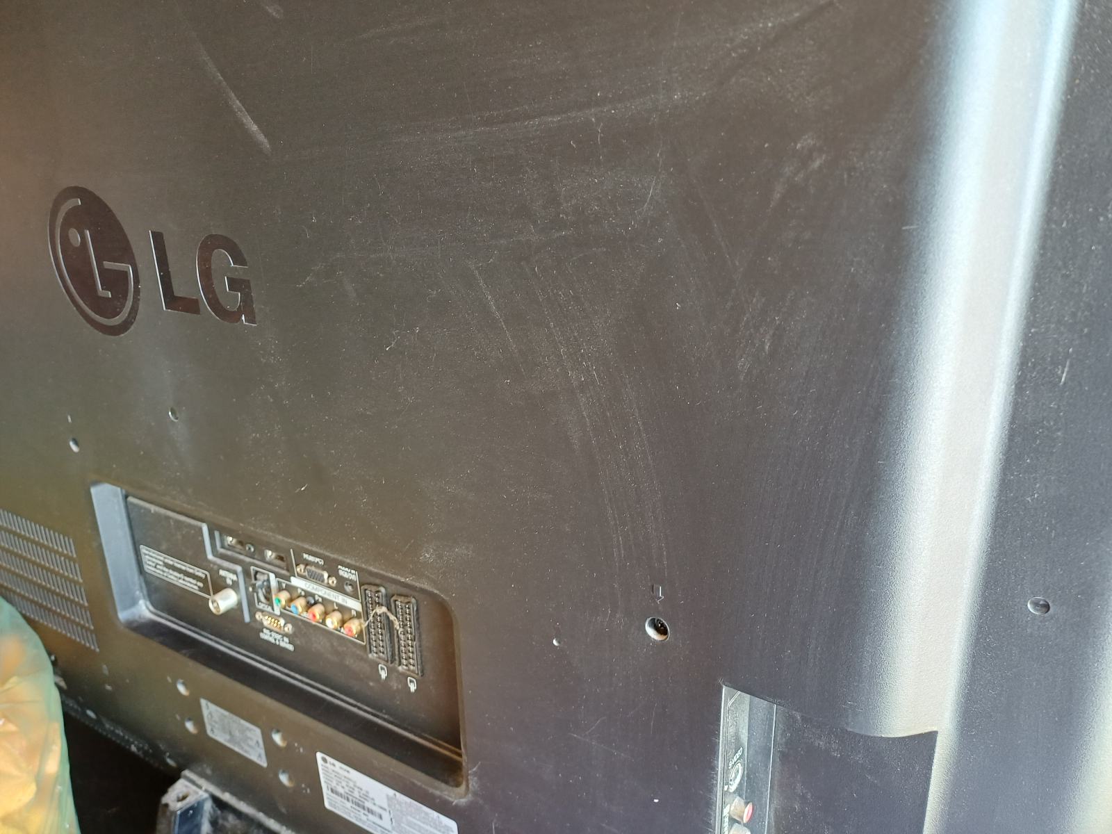 LG 37LF65 + Samsung UE55KU6402U – oba okvarjena, za popravilo ali dele