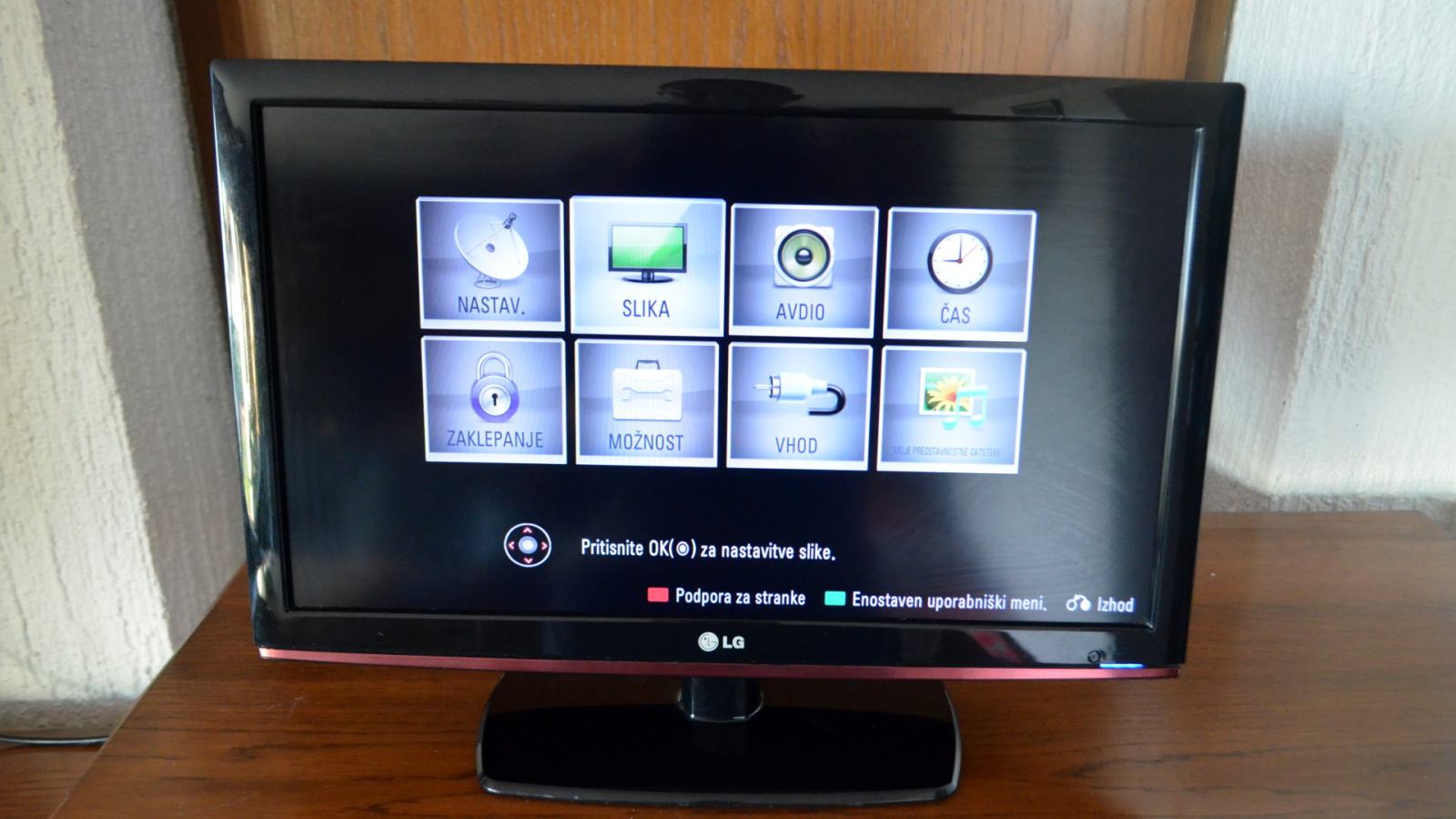 Majhen televizor LG 22LD350-ZA