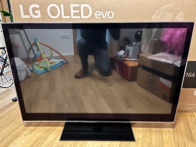 Prodam televizor LG TV LCD 47 (119 cm), model LE8500 LED