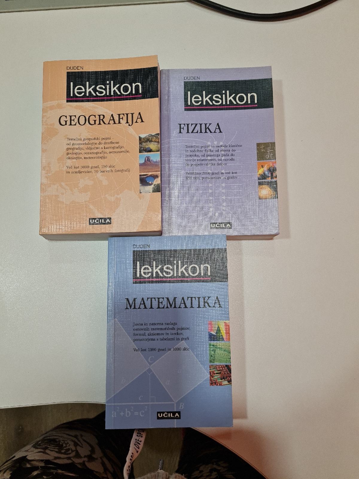prodamo tri leksikone: Geografija, Fizika in Matematika