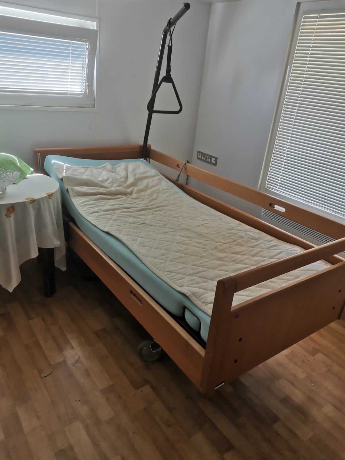 Prodam posteljo z invalidskim ročajem od zgoraj