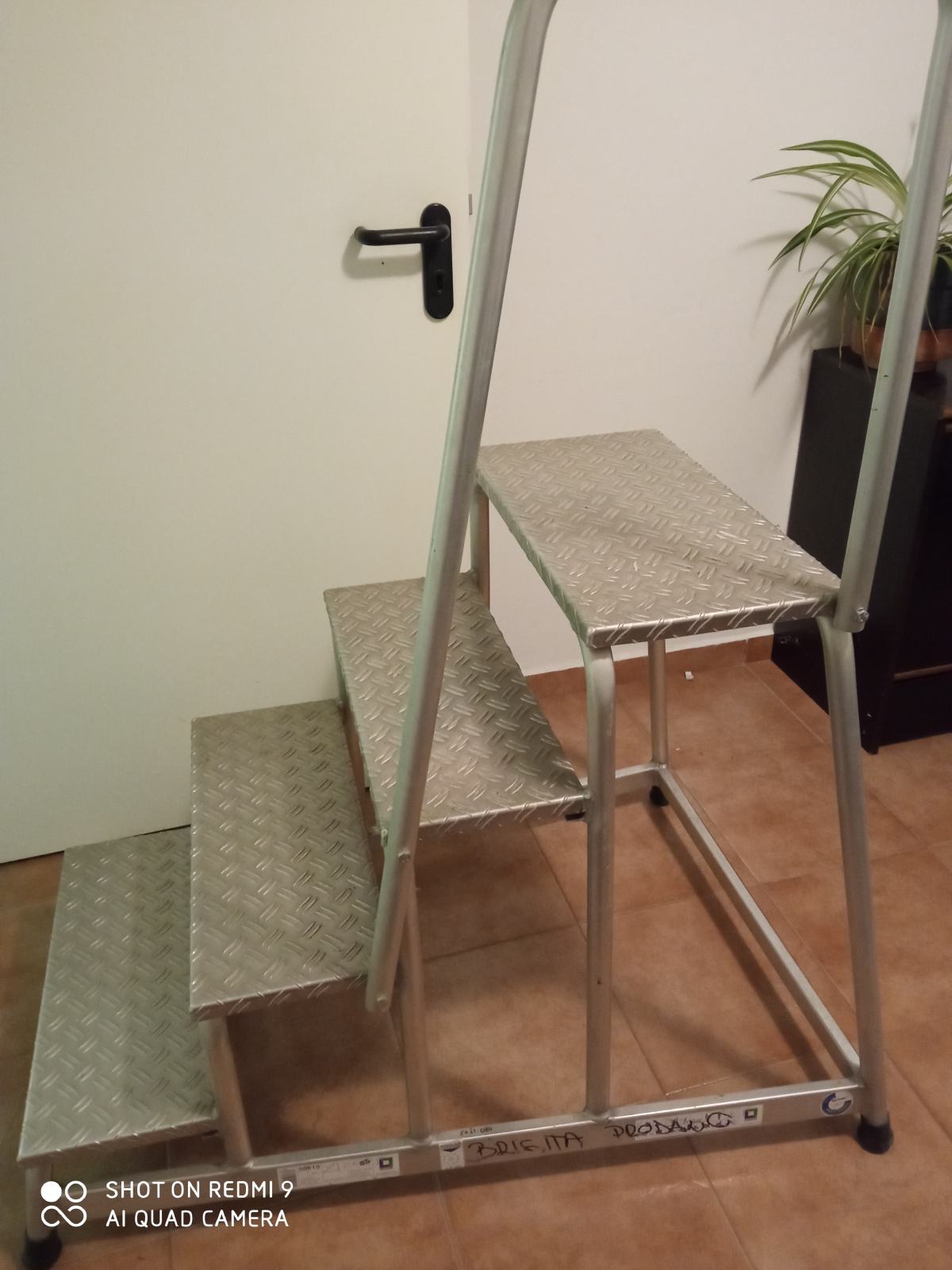 Aluminijasta lestev s podestom