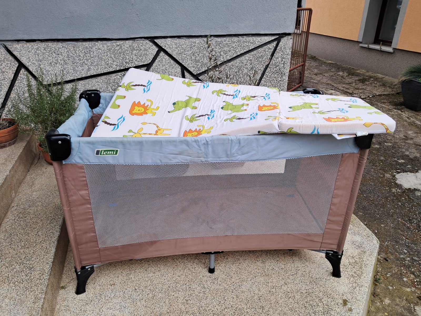 Zložljiva prenosna posteljica