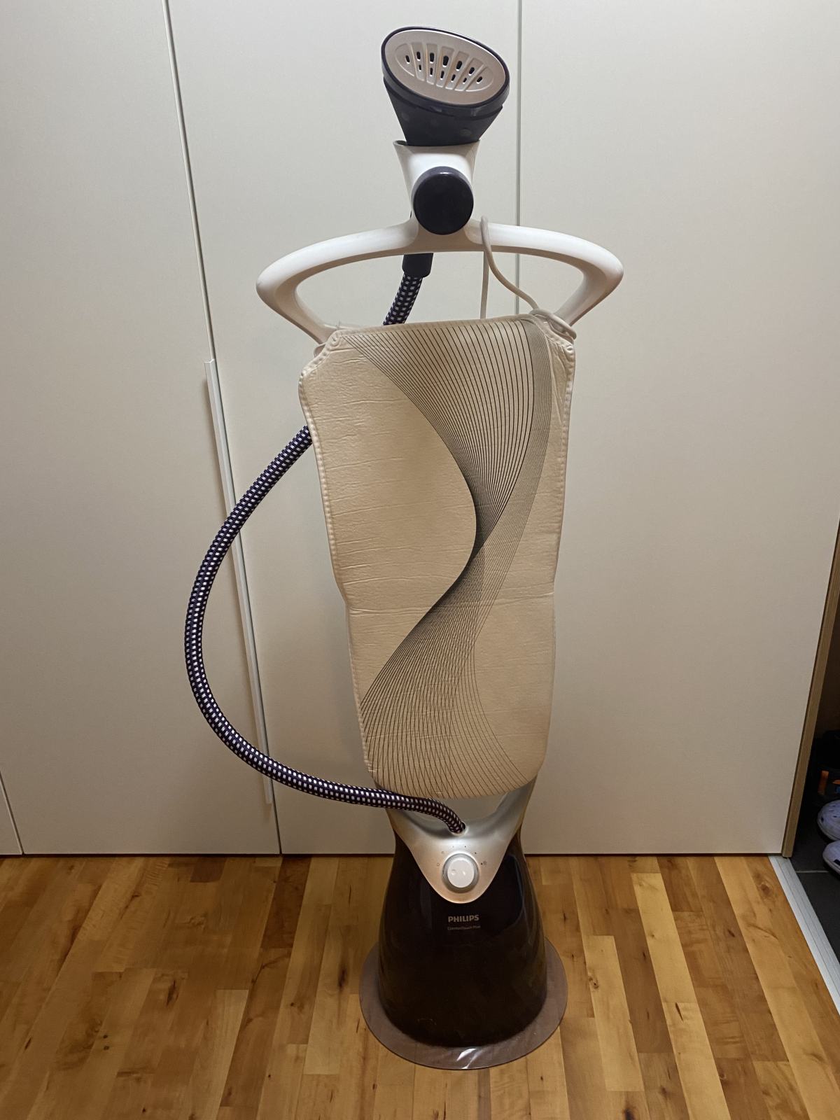 Nov stoječi parni likalnik Philips Comfort Touch Plus