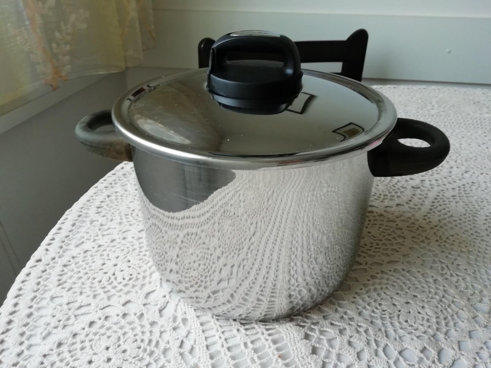 Inox lonec s pokrovko, cca 4 L, lepo ohranjen