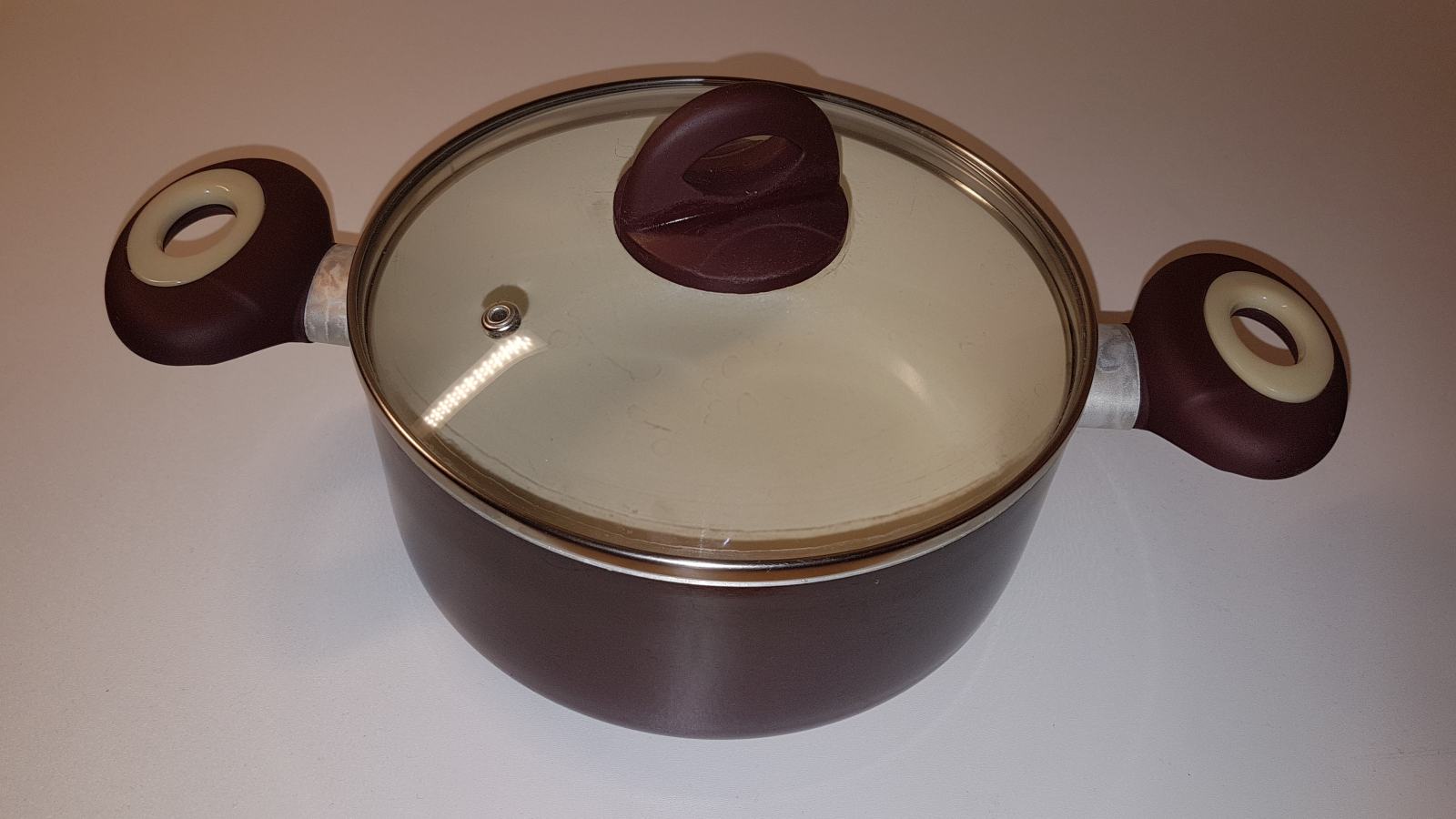 NOVO UGODNO: Visok (9 cm) lonec premera 21 cm s keramičnim premazom