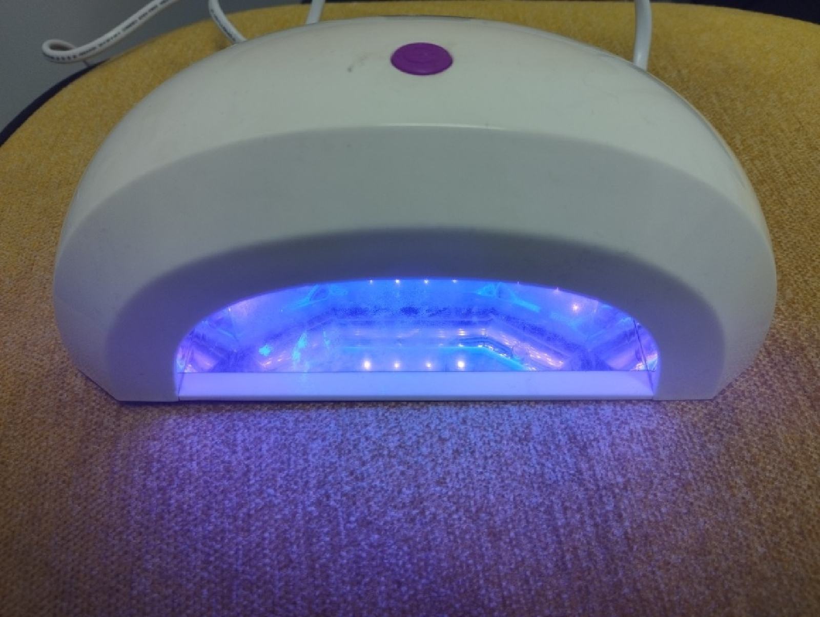 led lučka uv za nohte