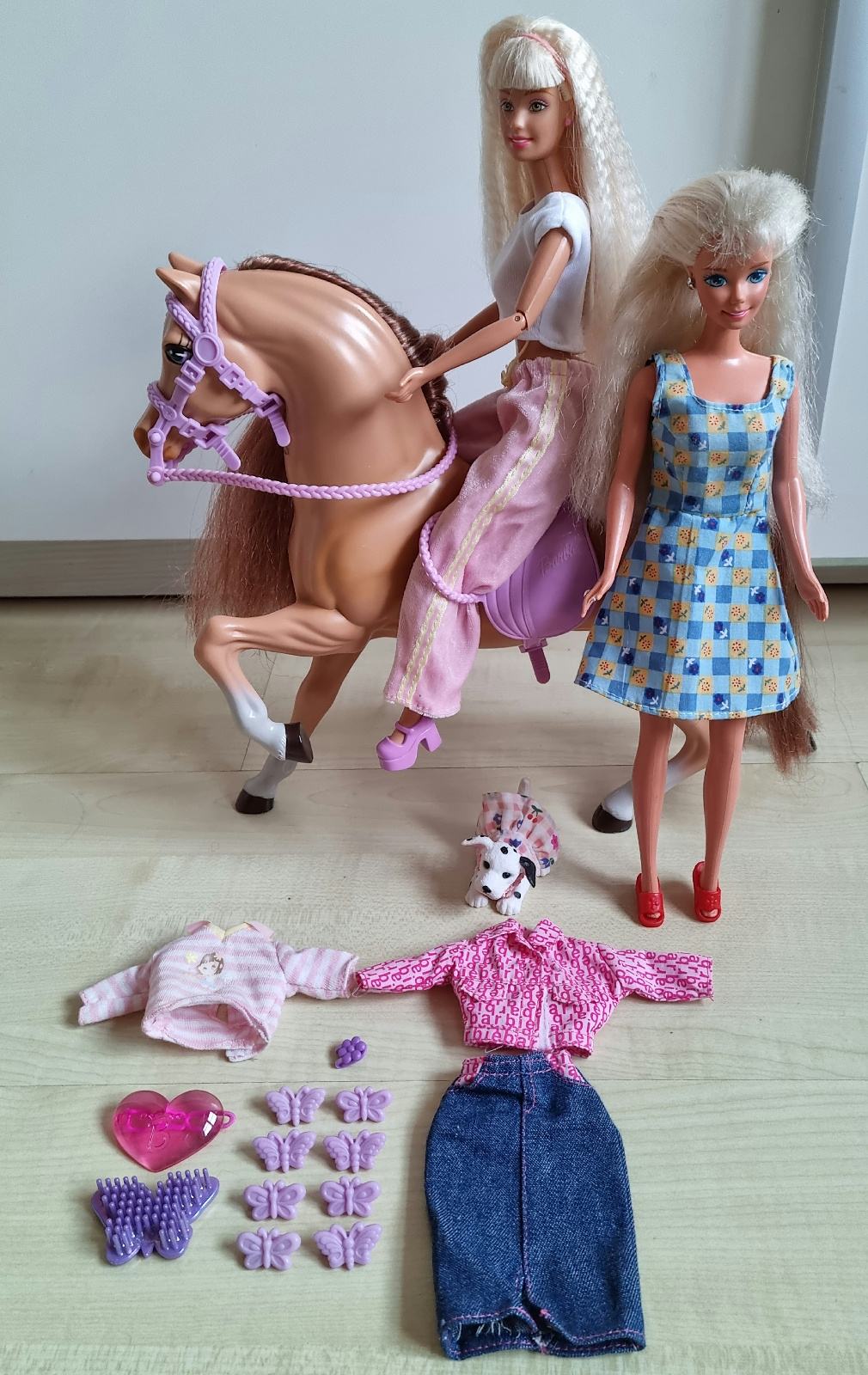 Barbie konj in 2 Barbie punčki z dodatki