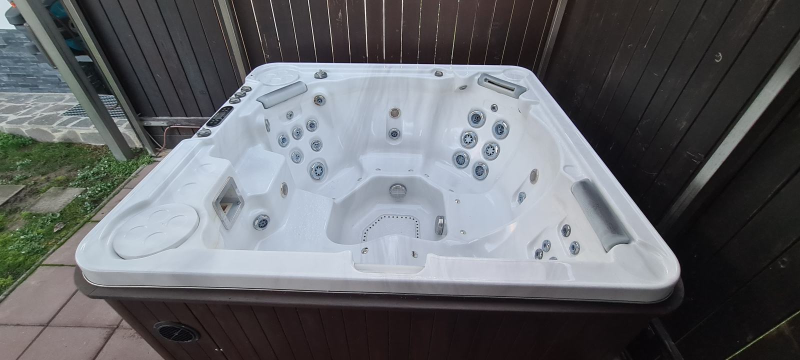 Samočistilni masažni bazen Hydropool